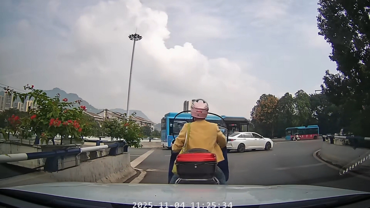 Dashcam captures light rear-end bump with electric motorcycle in ...