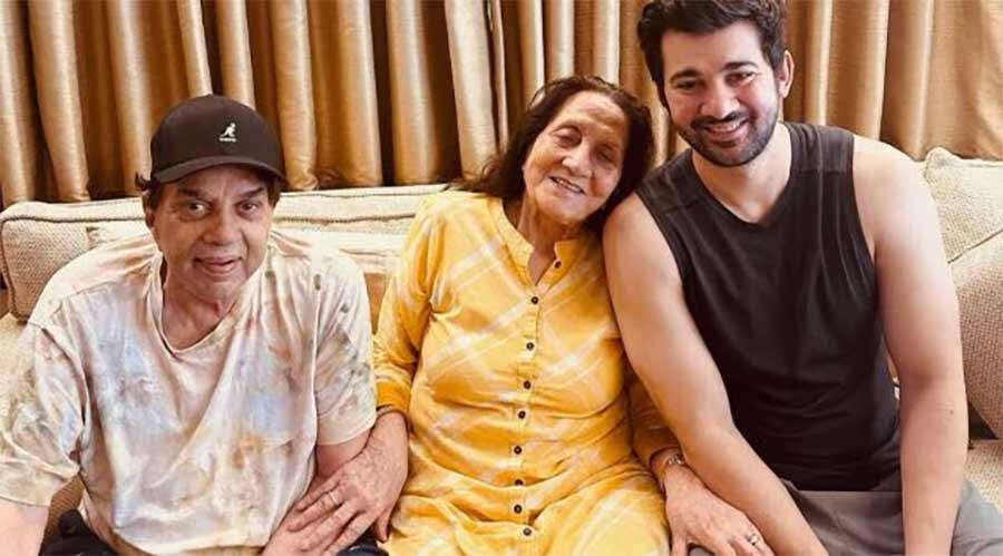 RIP Dharmendra: Sweetest Moments of The Actor With His Family