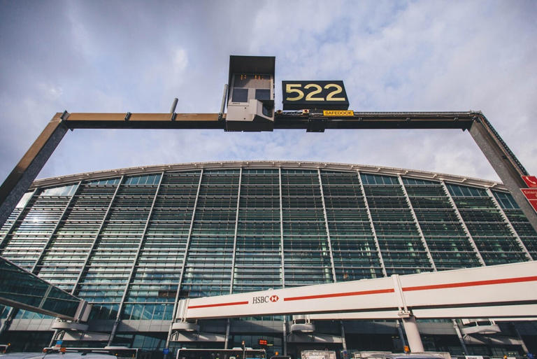 Heathrow airport’s £33bn plan for third runway chosen by government