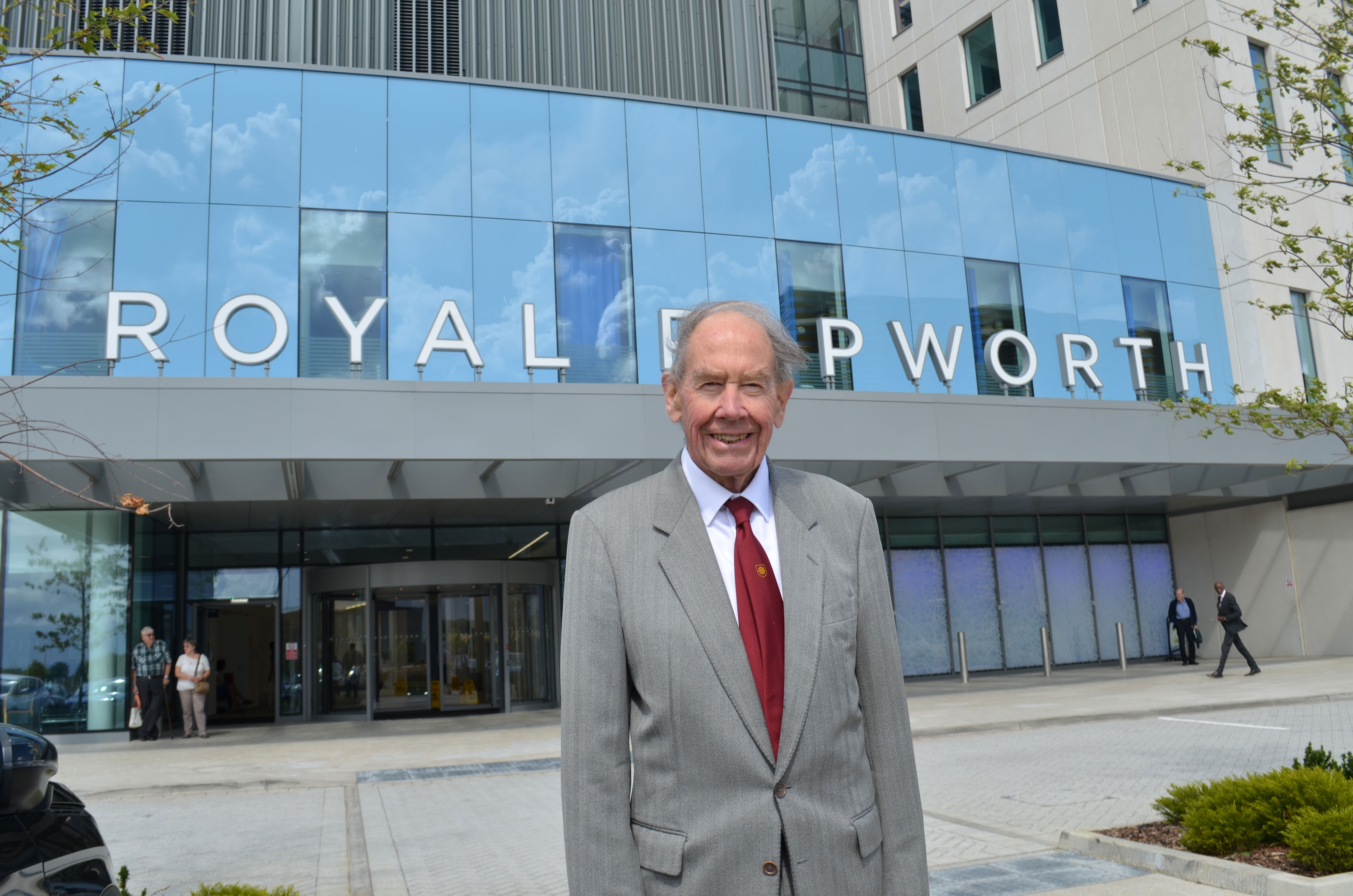 Surgeon who led UK’s first successful heart transplant operation dies ...