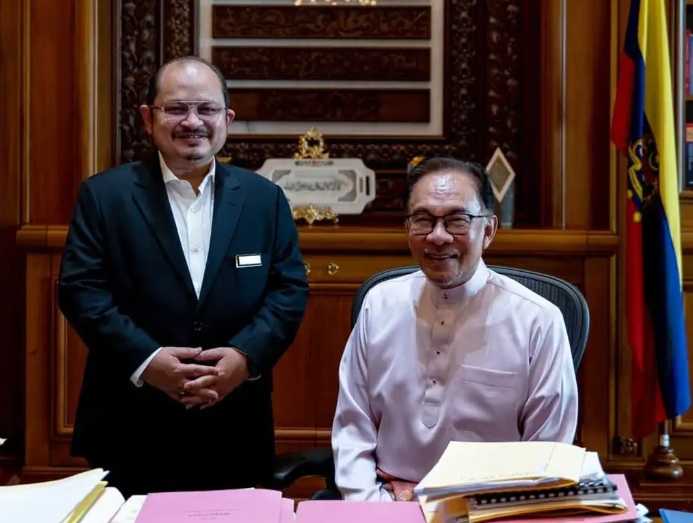 In explosive clip, woman linked to embattled PM's aide names Anwar as ...