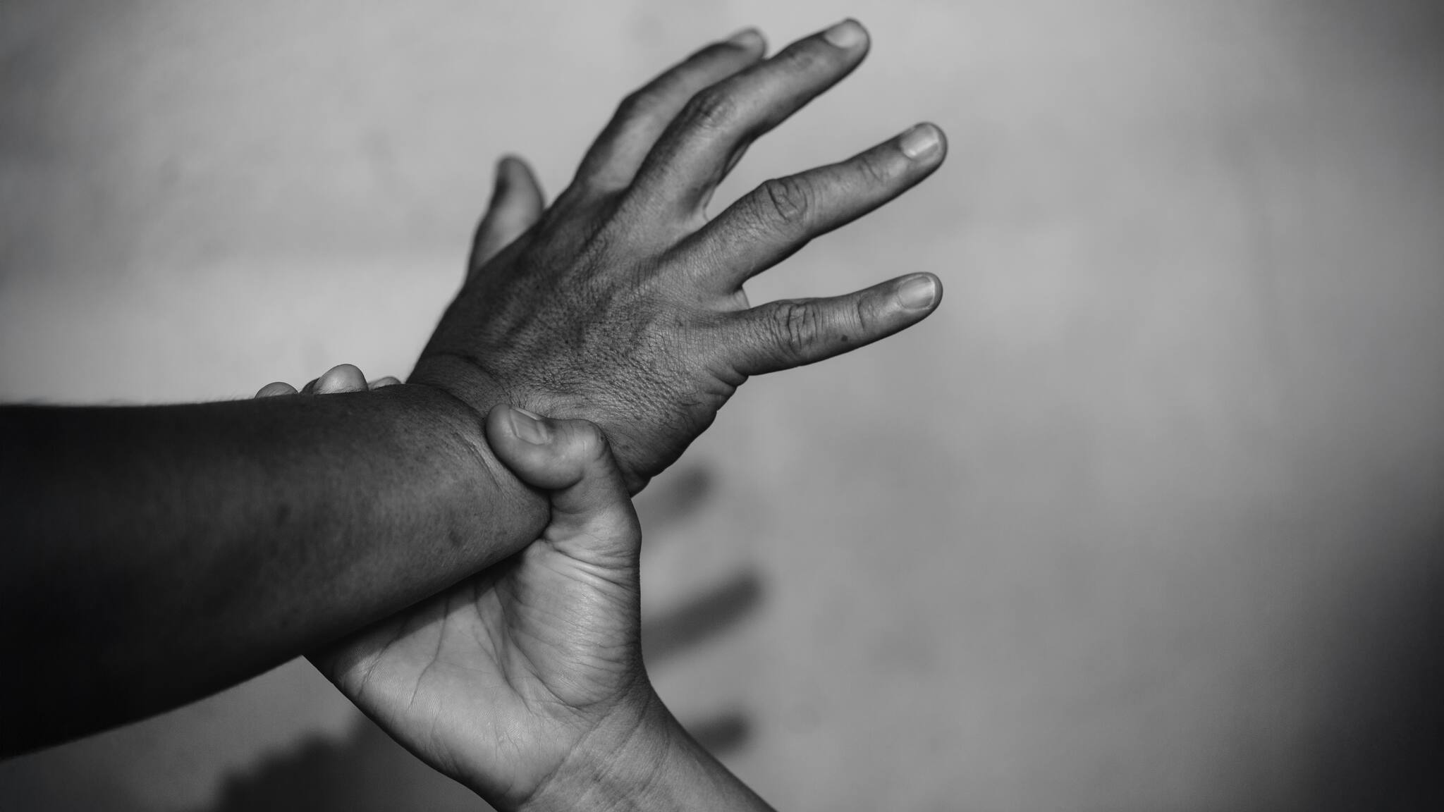 „Mit der Hand habe ich sie geschlagen“: Ein Täter über Gewalt, Reue und ...