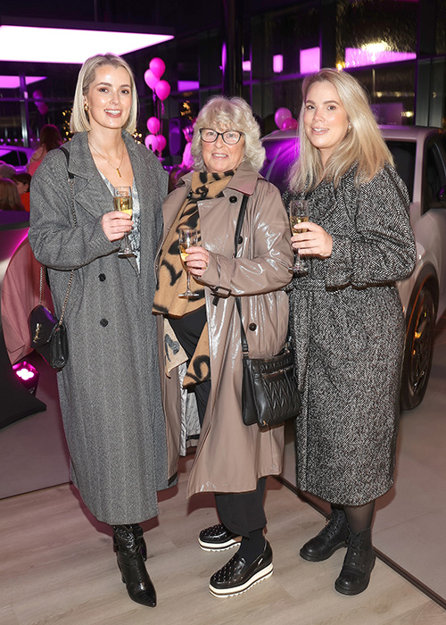 Anna Geary is blooming in florals ahead of due date