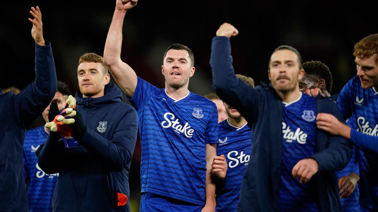 Ten-man Everton beats Man United despite Gueye’s red card