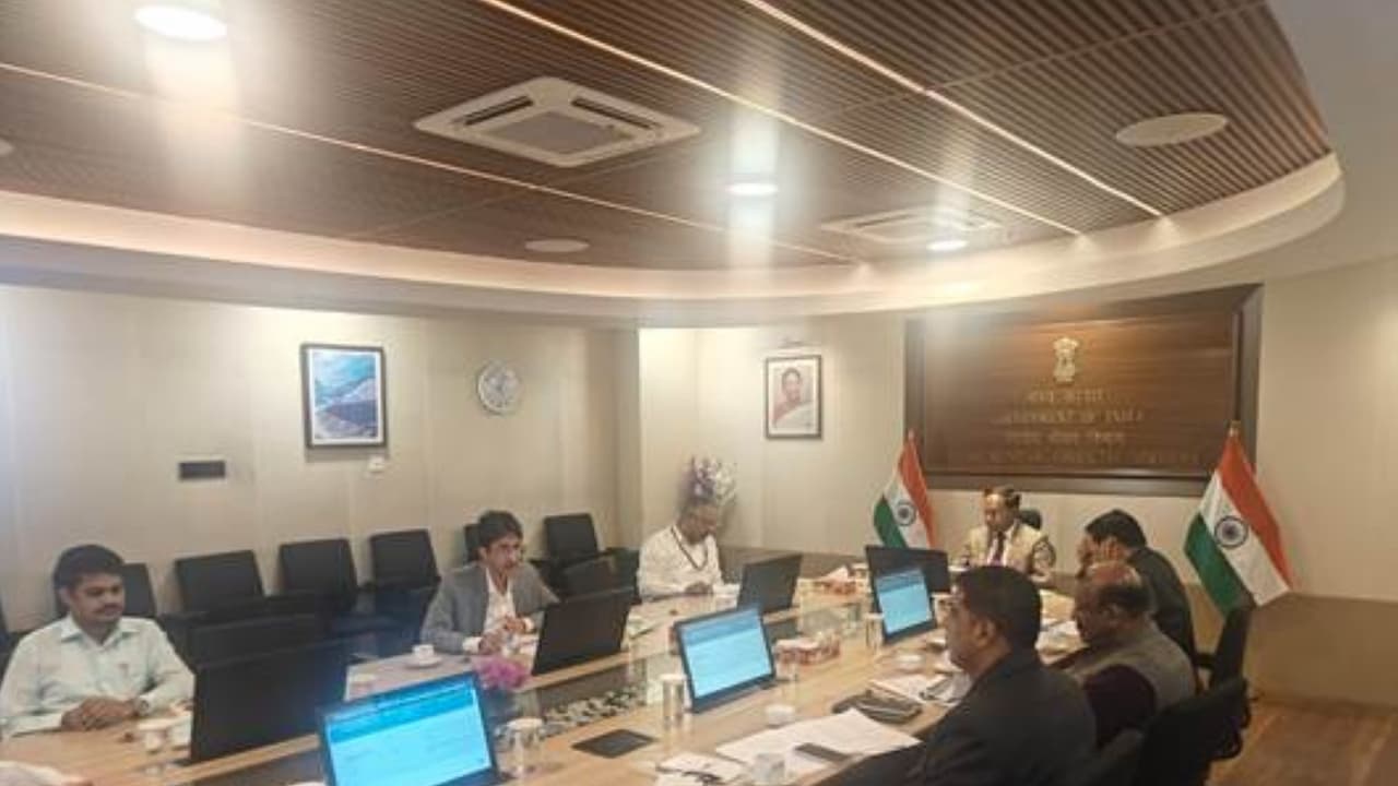 DFS Secretary reviews pending IBC cases with PSBs, urges timely action