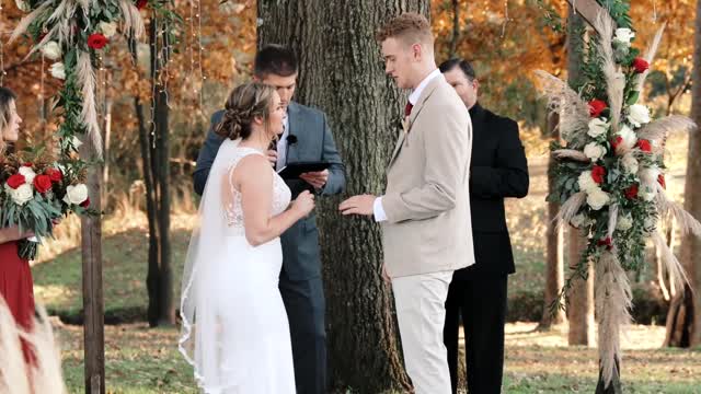 Bride signs wedding vows to surprise husband from a deaf family