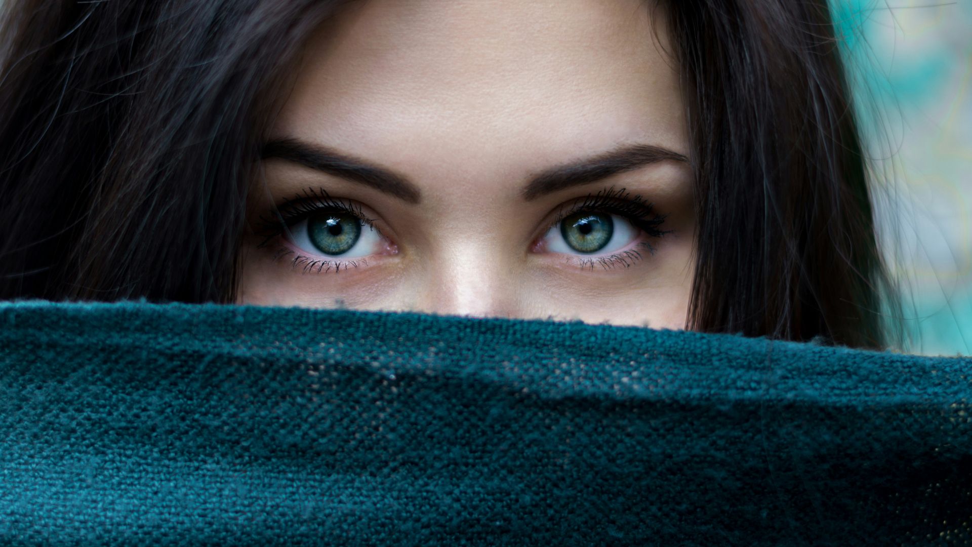 20 Flirtatious Behaviours You Do Without Realizing