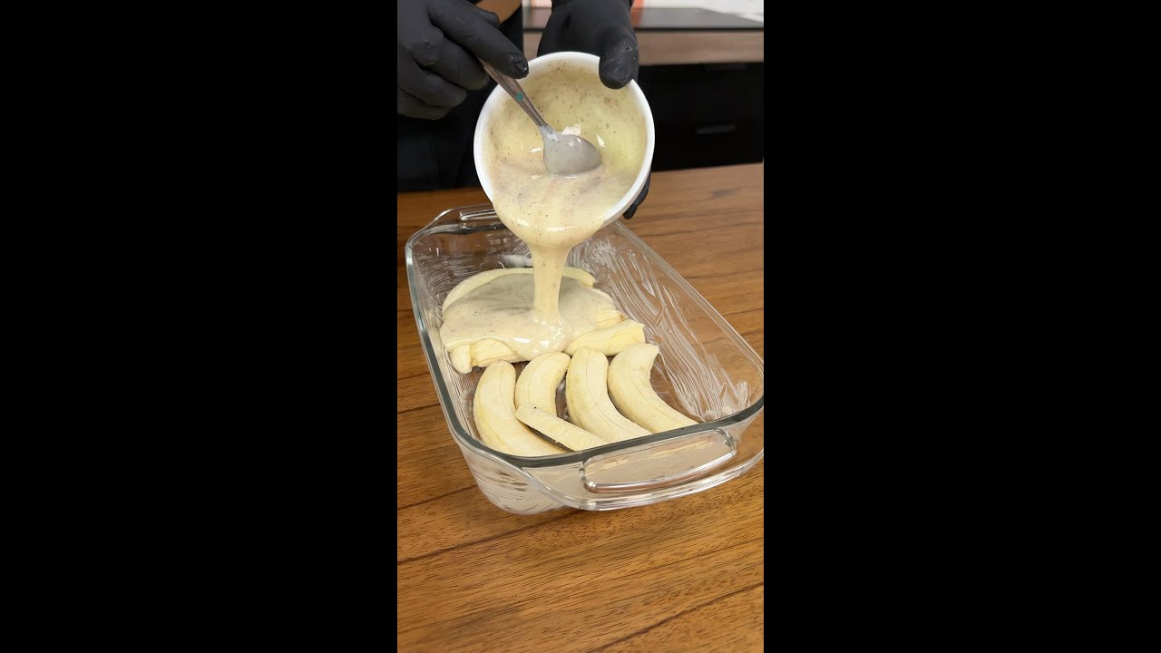 Vierte la leche condensada sobre el plátano y se sorprende con el resultado