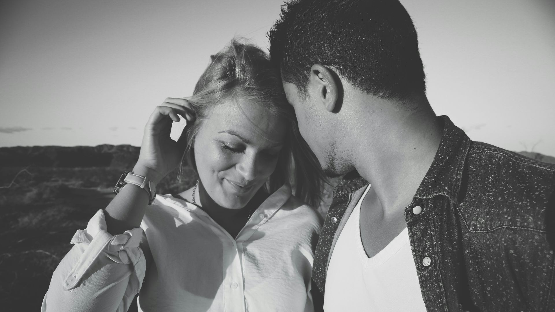 20 Flirtatious Behaviours You Do Without Realizing