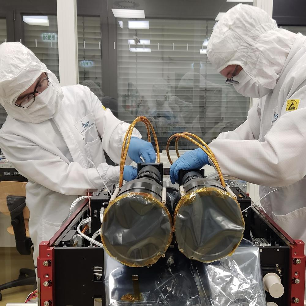 Kanzler Merz besucht Berliner Satellitenfirma: Space Technologies aus ...