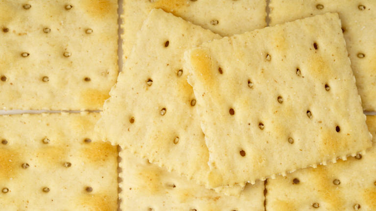 Turn Saltines Into Sweet And Crunchy Toffee Treats With 2 Added Ingredients