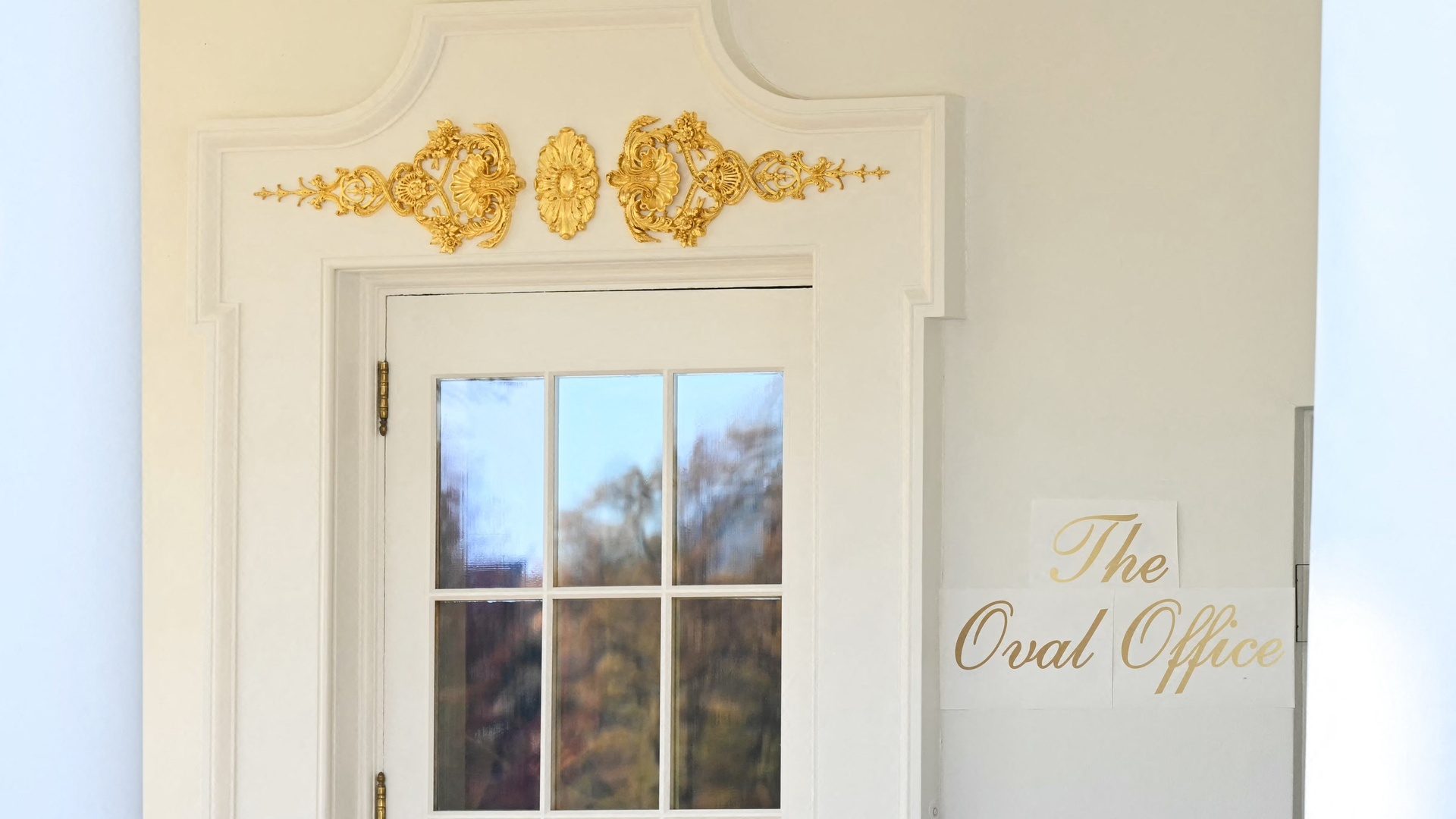 Is disappearance of Trump's fancy ‘Oval Office' lettering a sign of the ...
