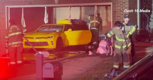 Firefighters quickly put out garage fire in Clarksville