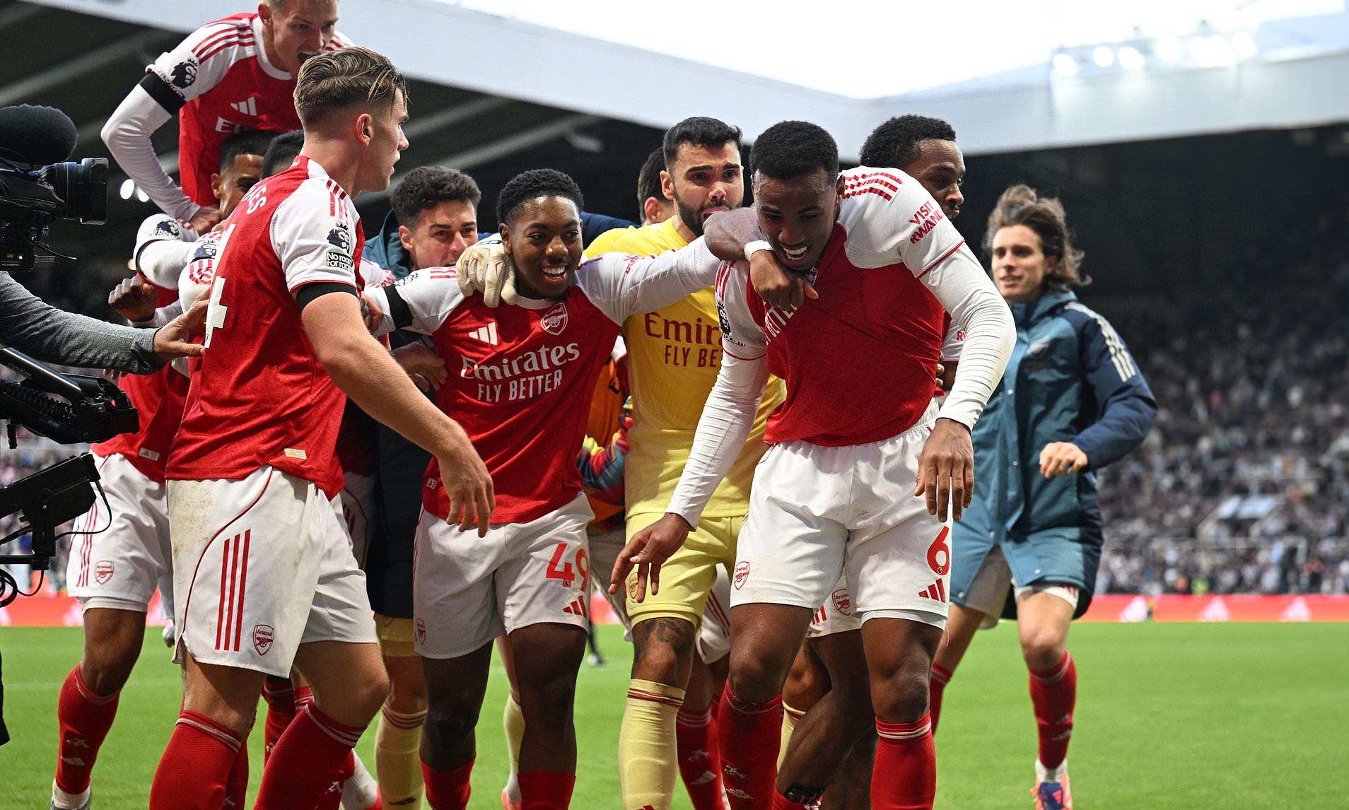 Walcott names the Arsenal player who 'needed a kick up the backside ...