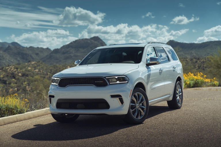 Dodge Is Bringing Back The V6 Durango Because Buyers Can't Get Enough