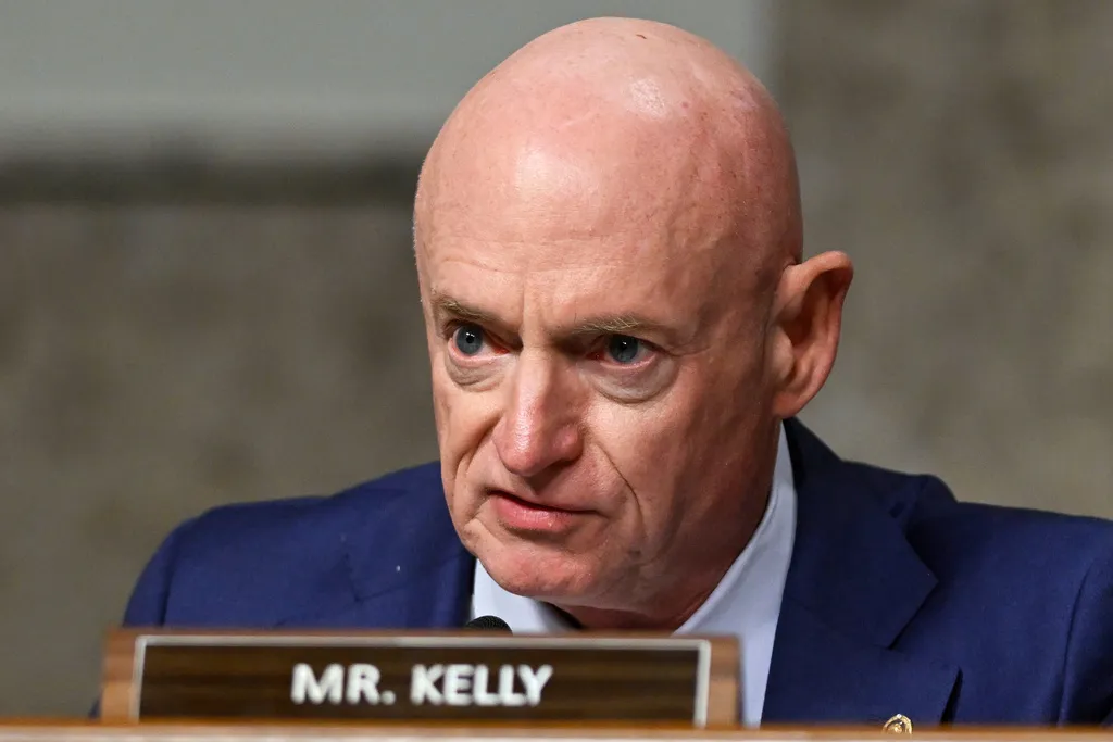 Mark Kelly strikes defiant tone in the face of Pentagon investigation ...