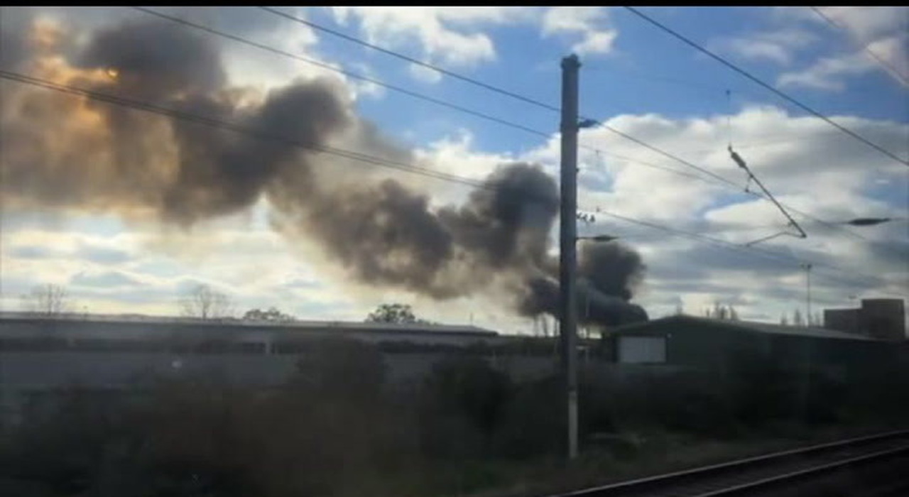 Una colonna di fumo per un incendio nella zona ovest di Londra
