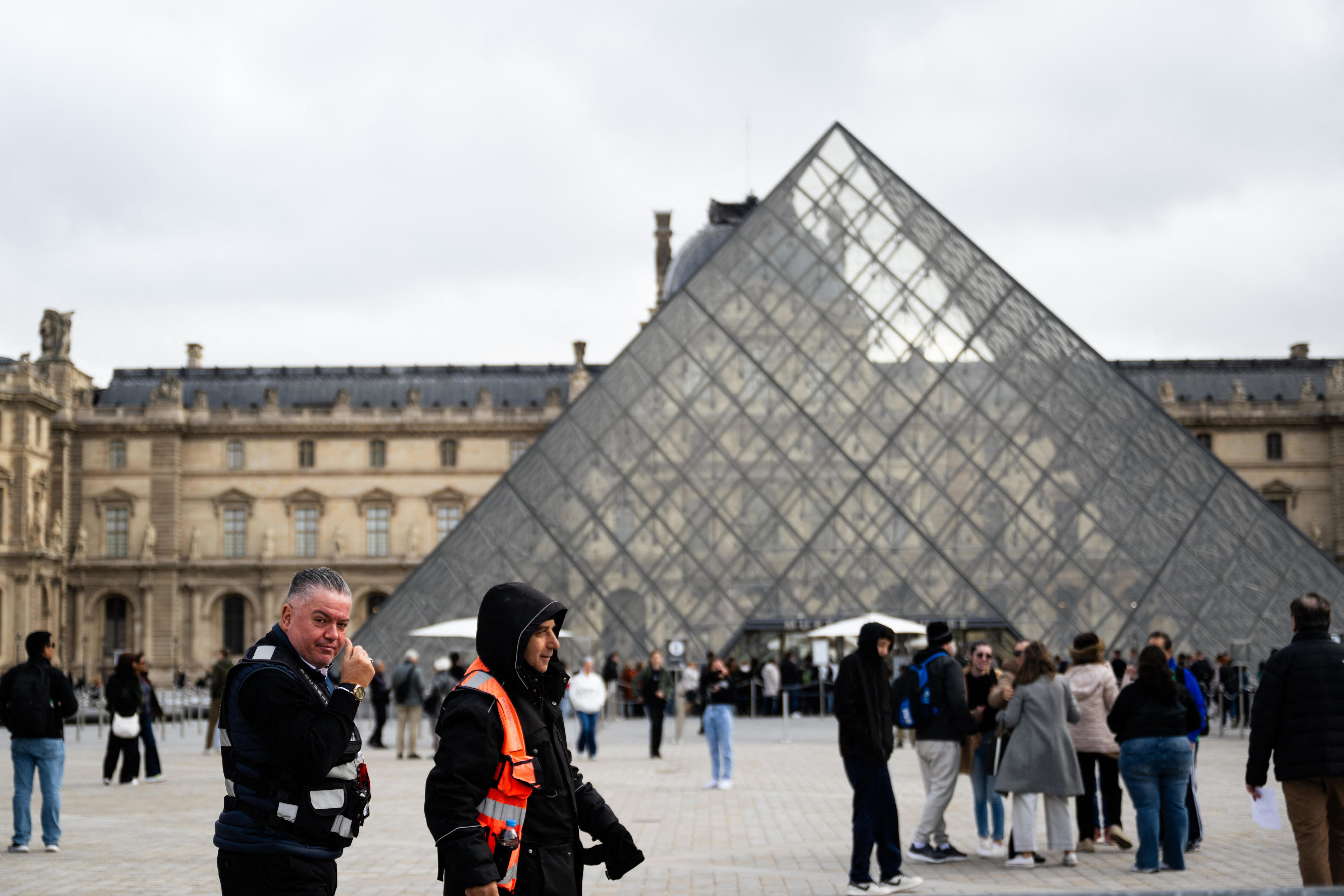 Police Arrest Four More Suspects Connected To Louvre Heist