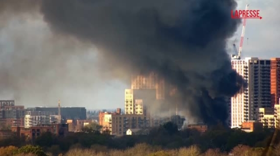 Londra, edificio in fiamme: l'alta colonna di fumo