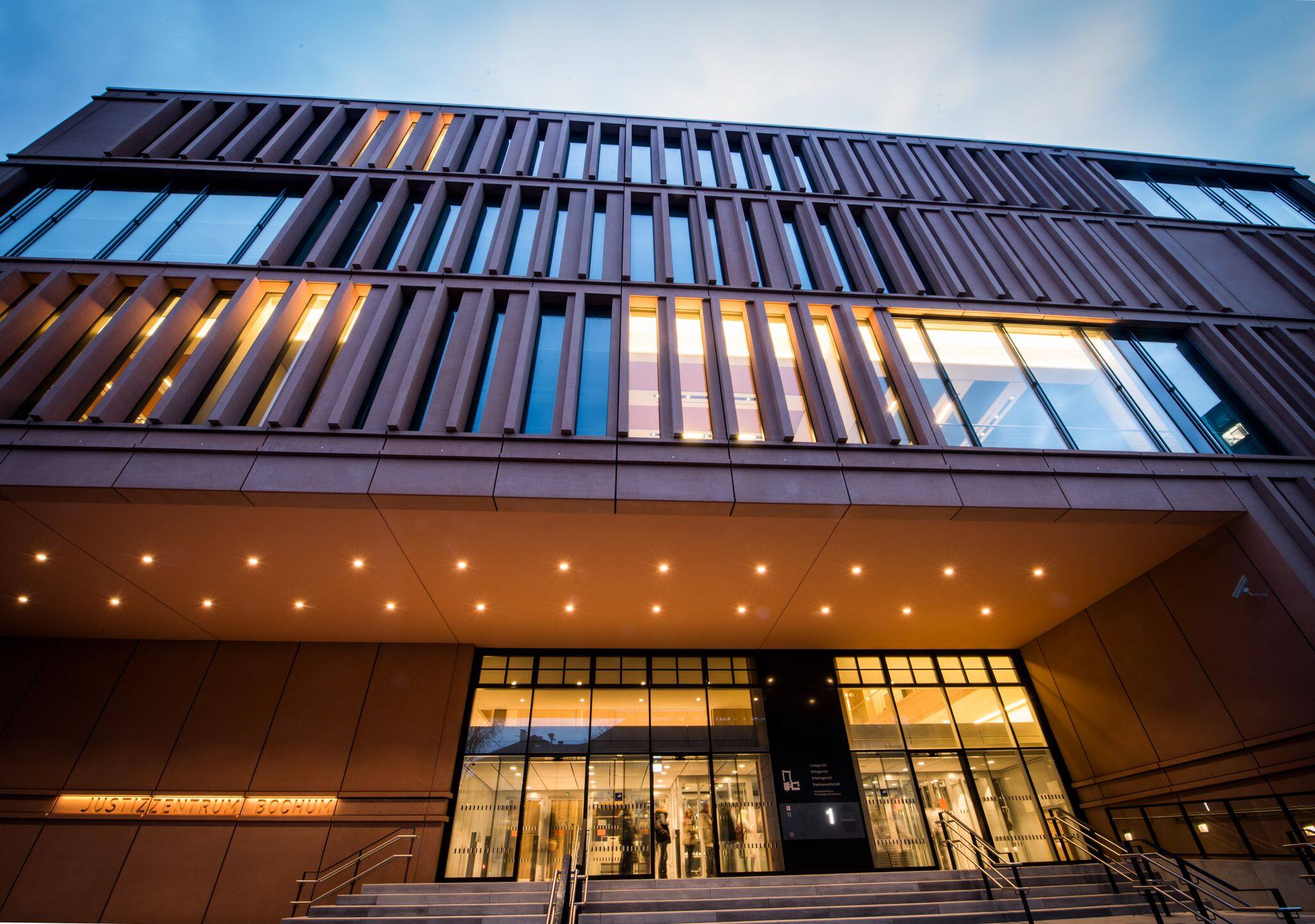 Ehefrau nach Trennung mit Schere verletzt: lebenslange Haft