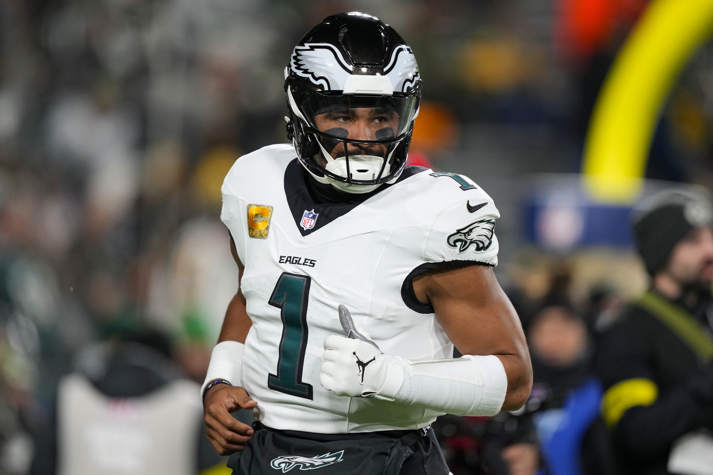 Eagles icon defends Jalen Hurts amid criticisms, offensive struggles