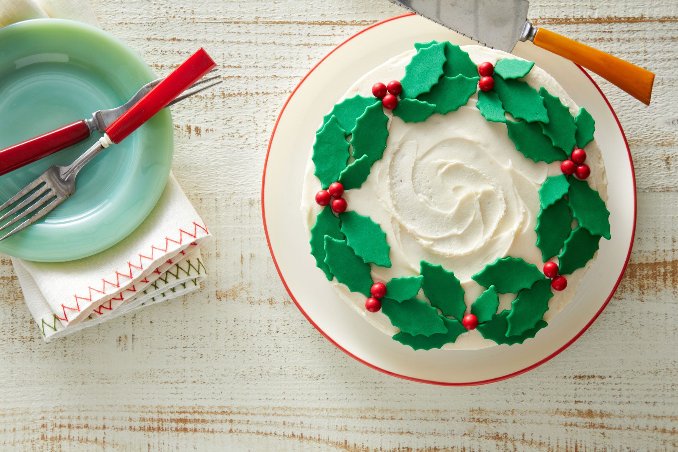 Your holiday table wants one of these seasonal Christmas cakes