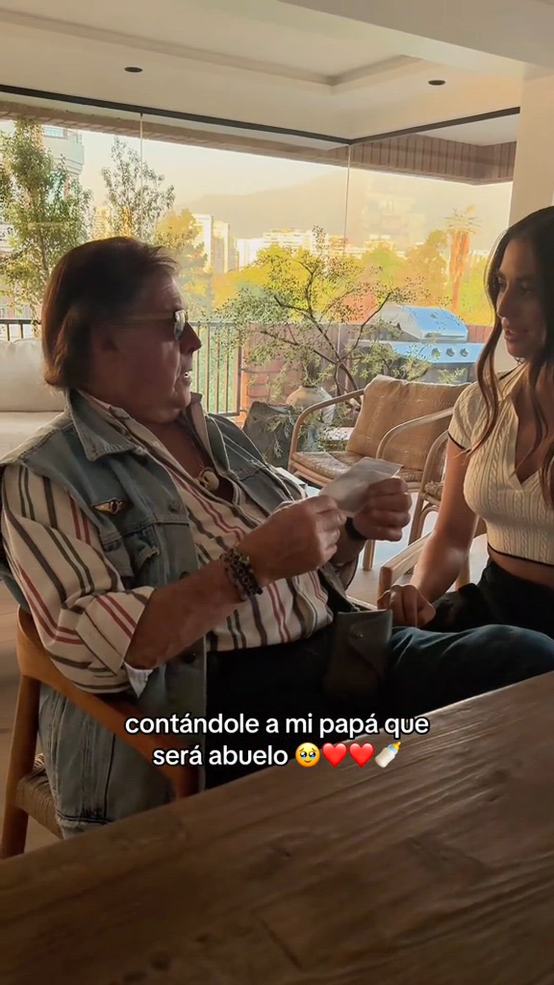 Tita Ureta le cuenta a su papá Emeterio que será abuelo y su reacción ...