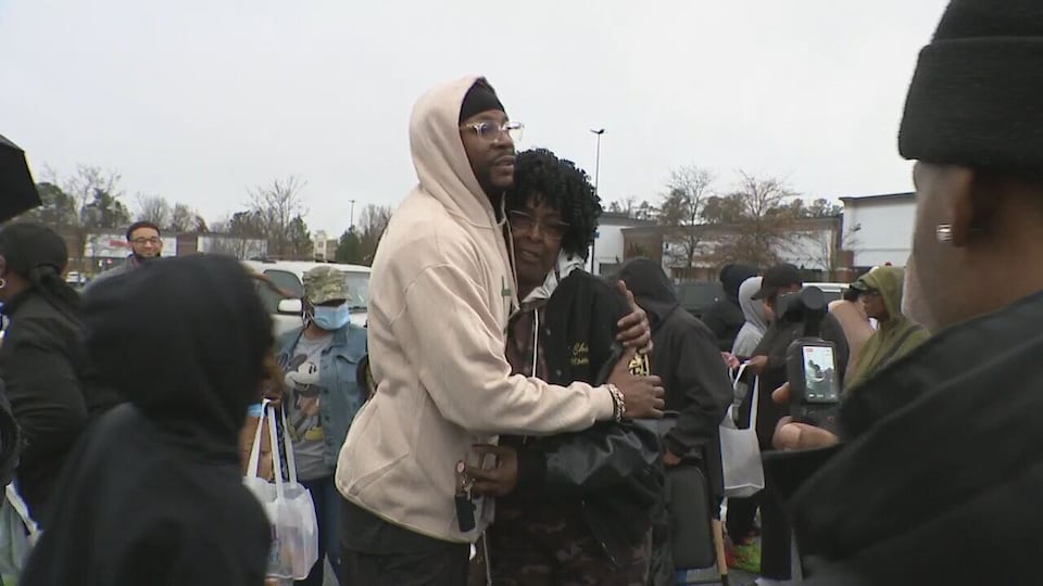2 Chainz helps College Park families in need with turkey, Thanksgiving ...