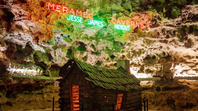 This Unique, Underground Cavern Boasts One Of The Largest Cave Systems ...
