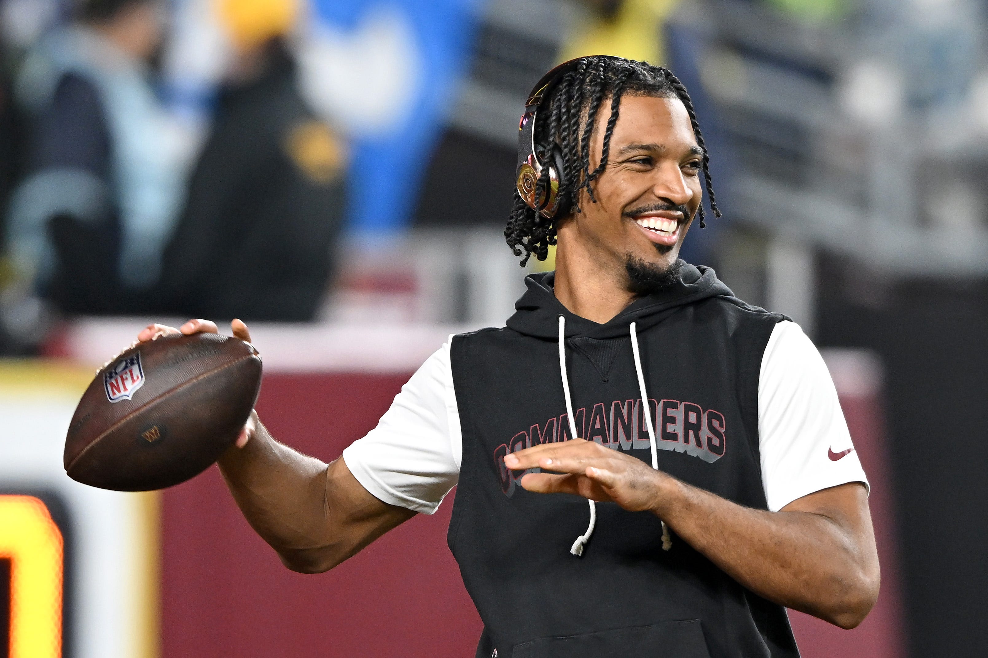 Jayden Daniels gives injury update while handing out turkeys