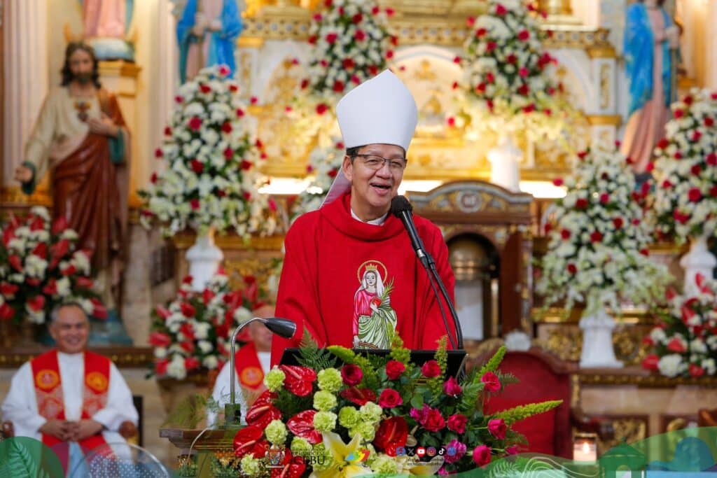 Archbishop Uy leads Sinulog prayer at concelebrated pontifical mass