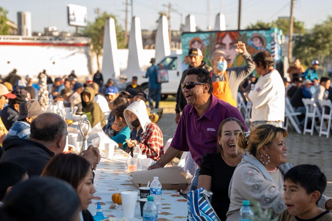 Comparten cena de Acción de Gracias en la Zona Norte