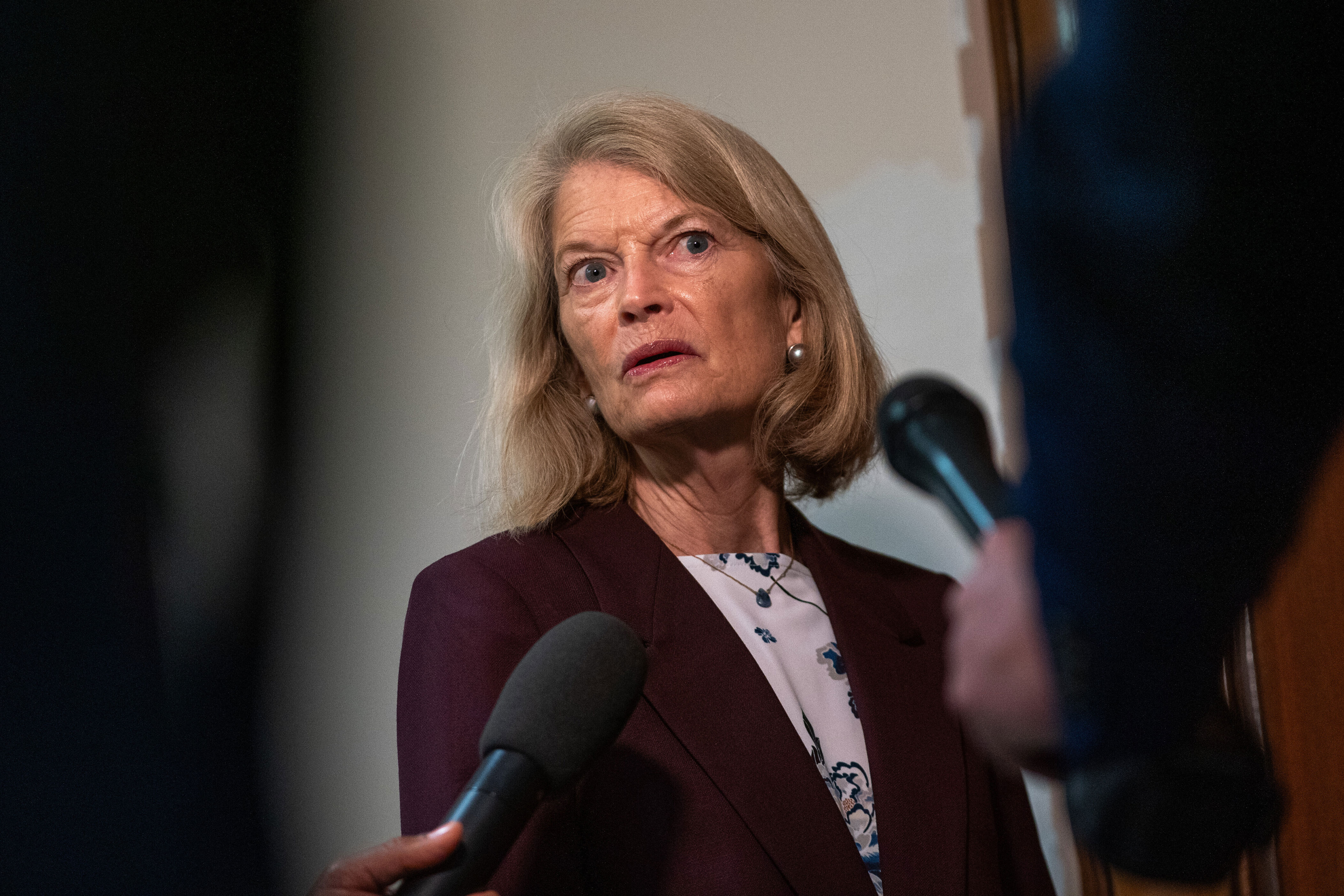 Republican senator defends Mark Kelly, calls treason accusations "reckless"