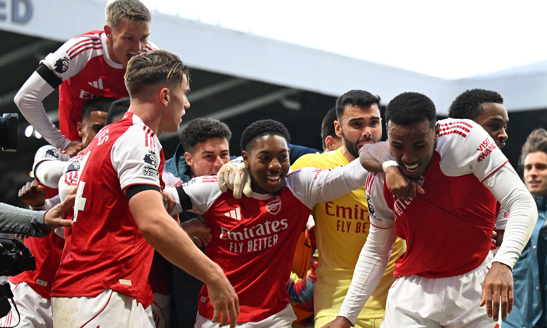 Walcott names the Arsenal player who 'needed a kick up the backside ...