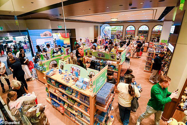 Why thousands of shoppers are queuing down Sydney street for HOURS ...
