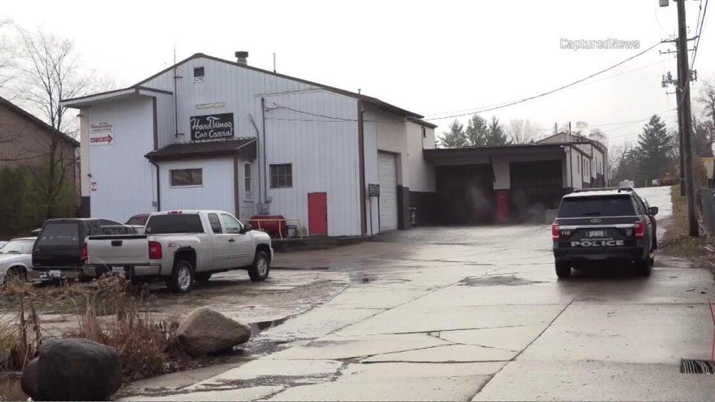 Man crushed to death after vehicle falls off lift at Wauconda auto ...