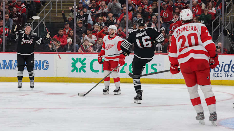 Red Wings defenseman’s gaffe proves costly against Devils