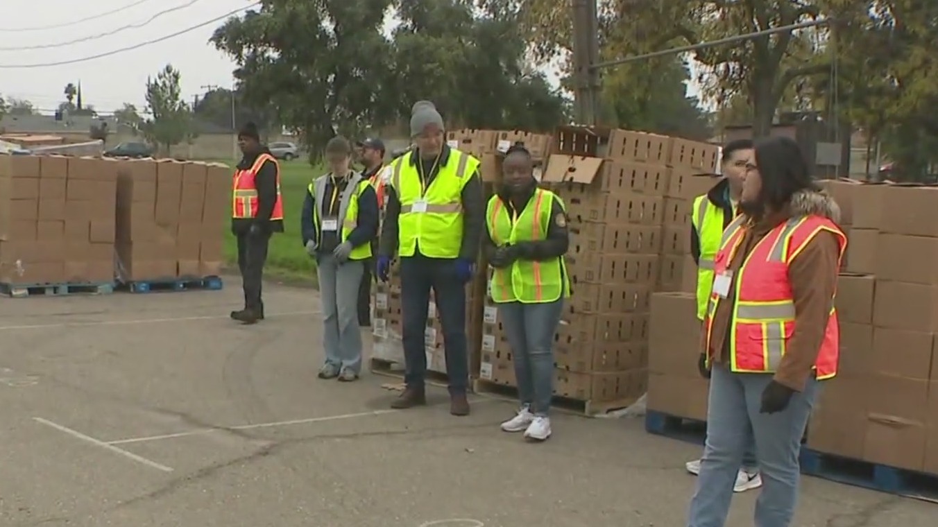 Stockton Emergency Food Bank hands out Thanksgiving mean kits