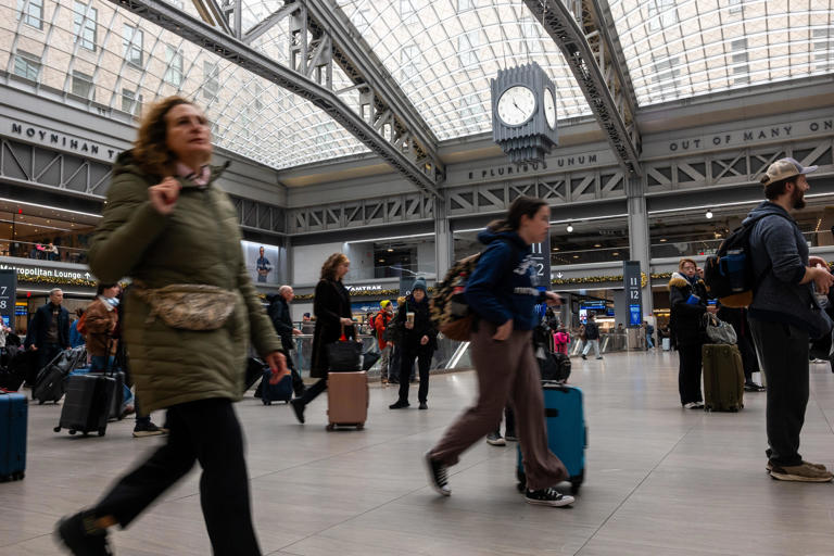 TSA urges travelers to avoid two tempting airport freebies