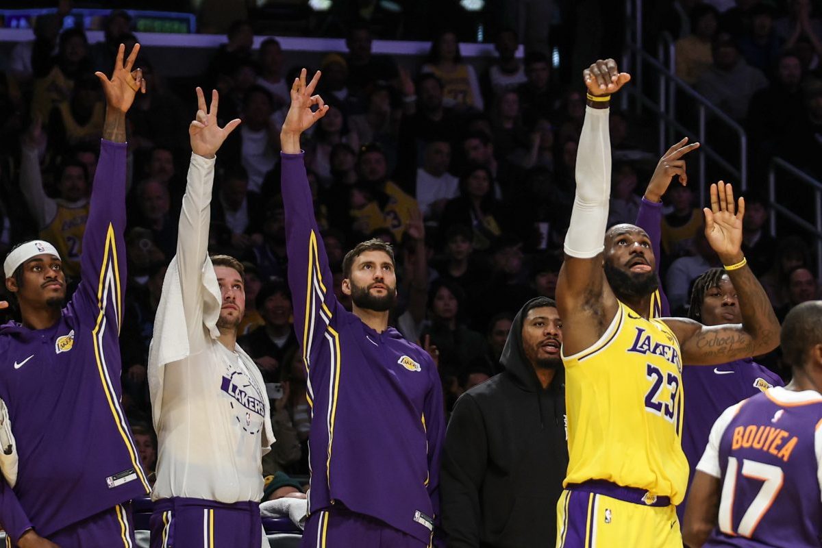 Lakers Hit With Positive Injury News After Tough Loss to Suns