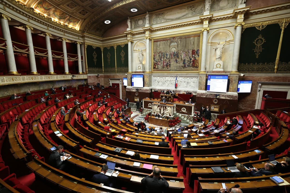 Les députés adoptent de justesse le projet de loi de finances de fin de ...