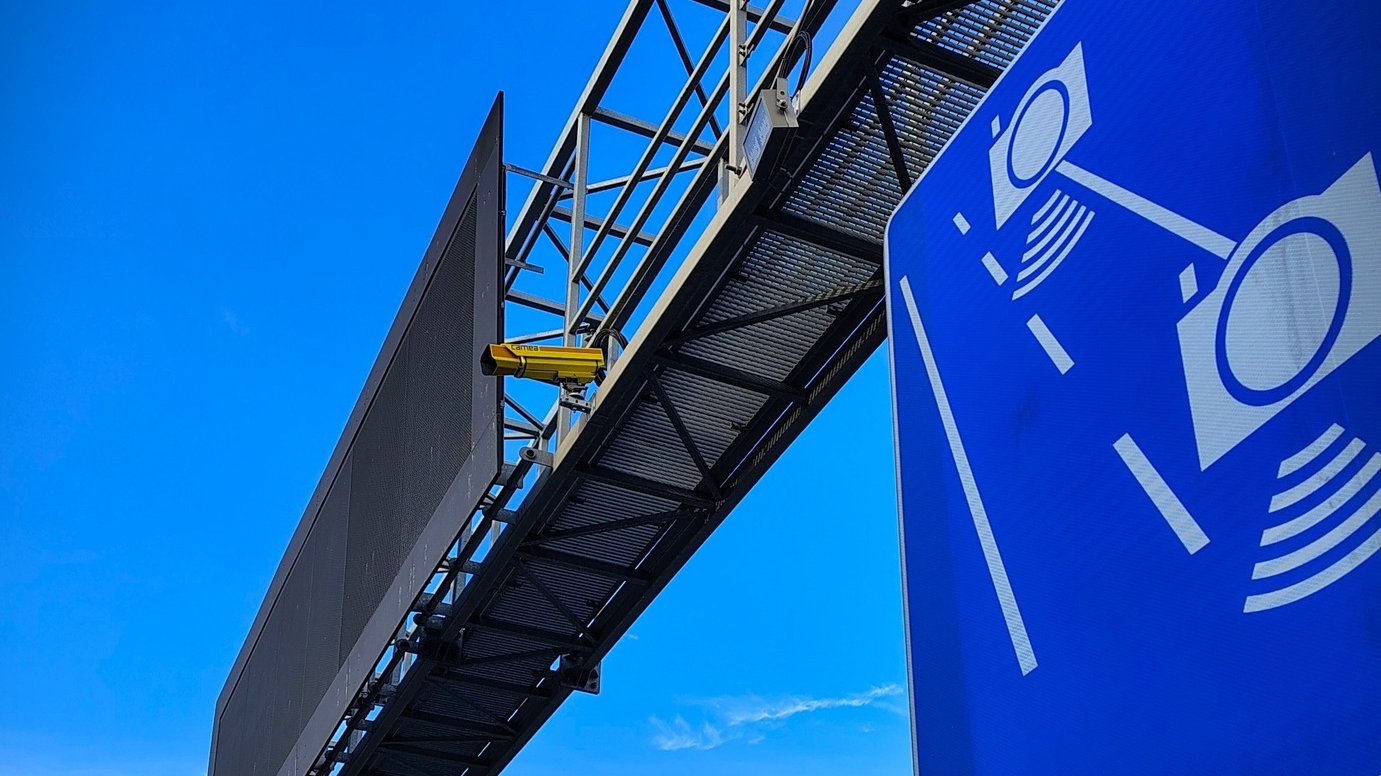 Na trasie S8 będzie nowy odcinkowy pomiar prędkości. Kamery już wiszą