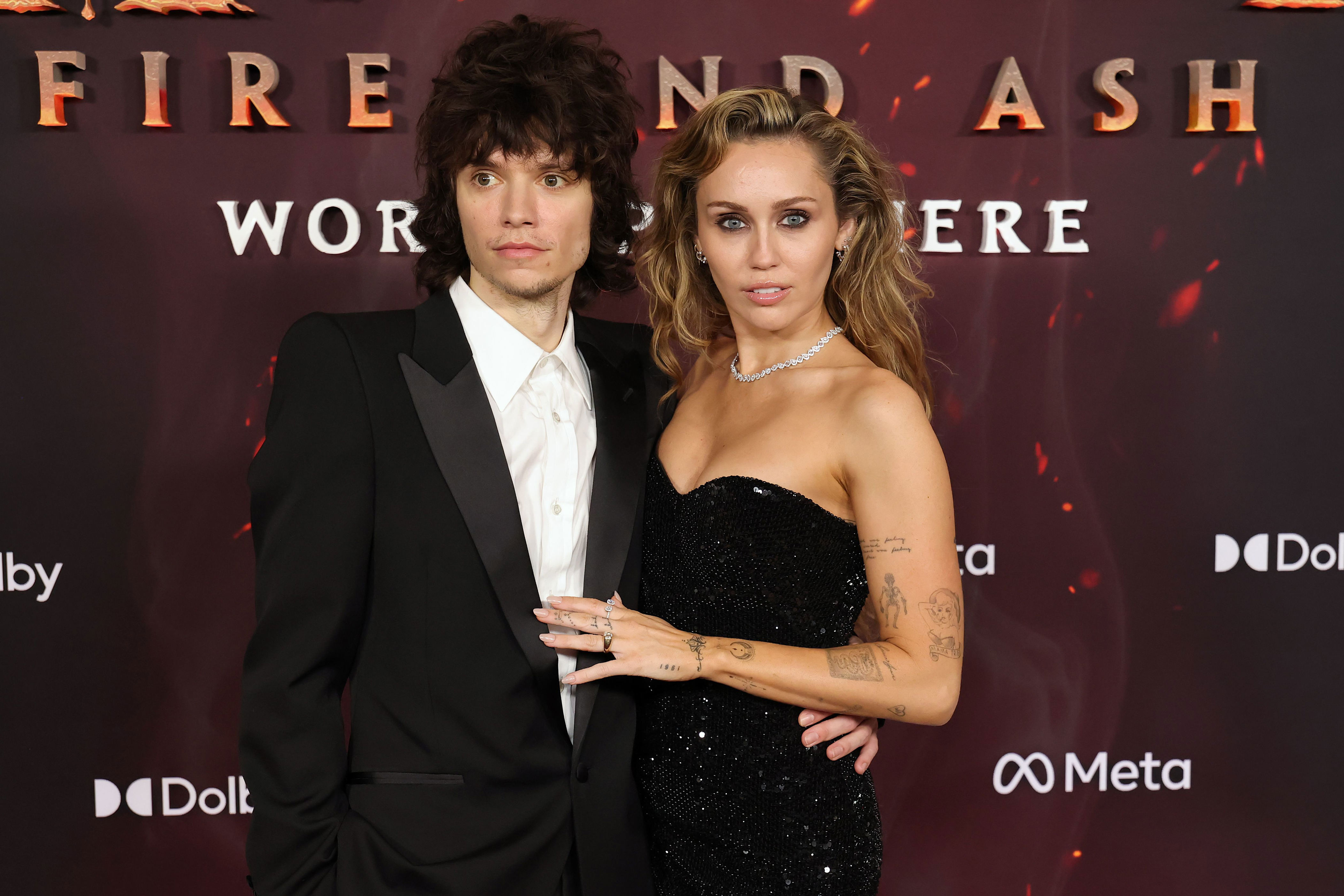 Miley Cyrus flashes a diamond ring on the red carpet, sparking ...