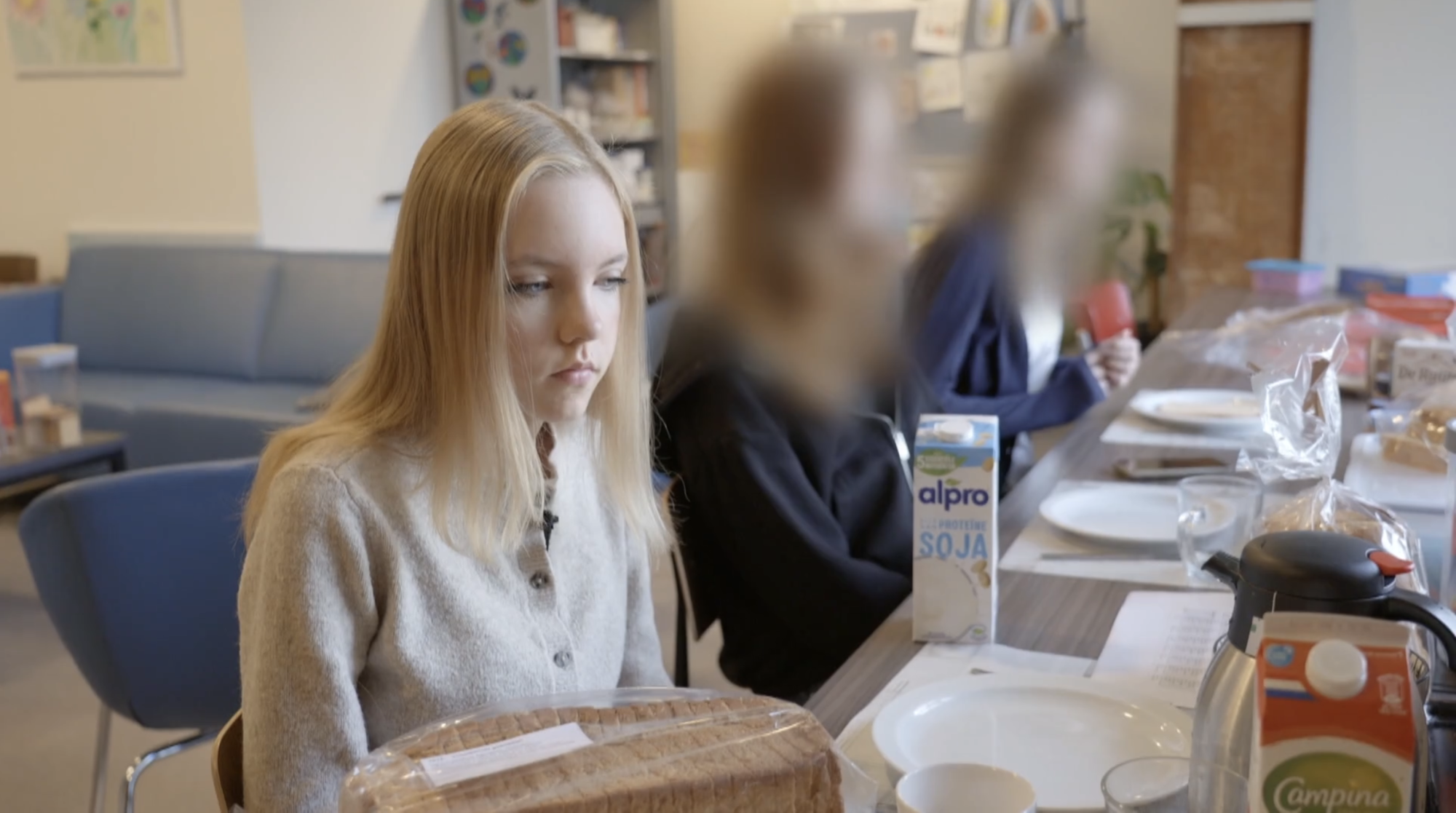 Romy (15) deelt dagelijkse strijd met eetstoornis in Erasmus MC 24/7 ...