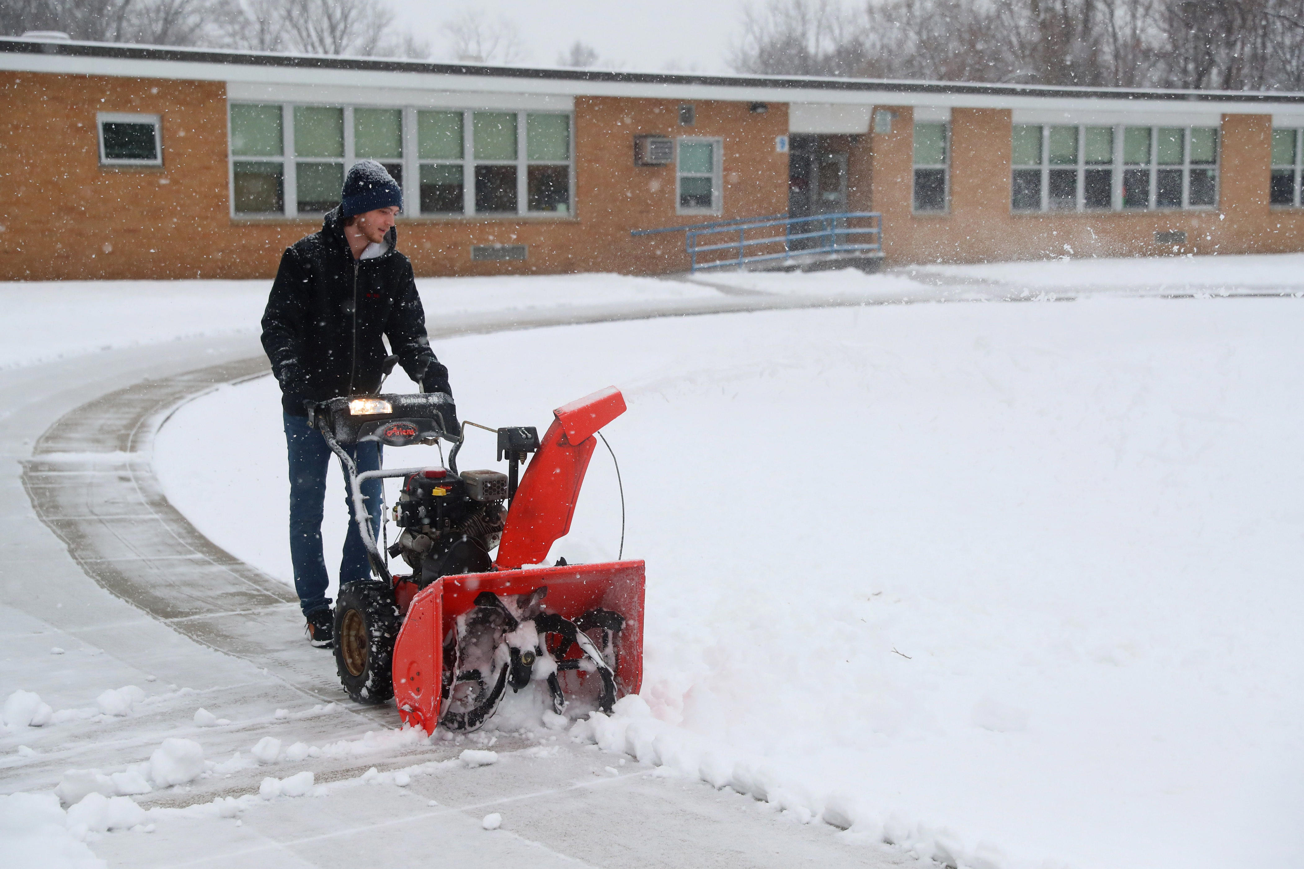 Snow blowers pollute NY's air. Lawmakers must ban them | Opinion
