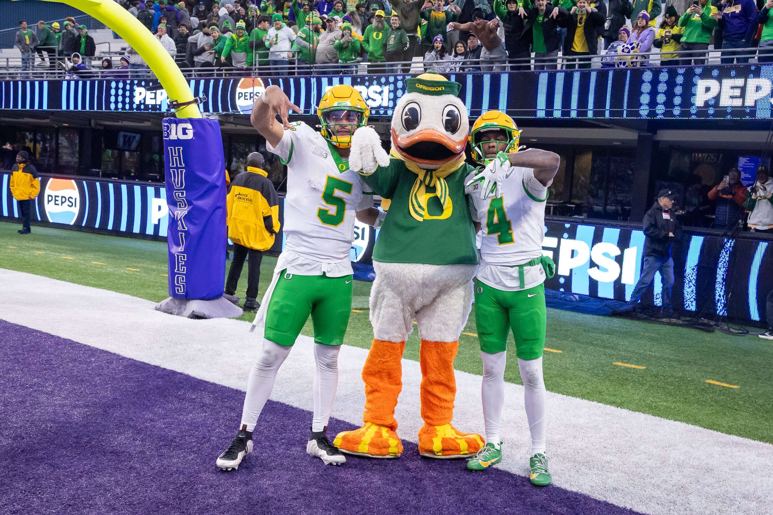 Oregon moves up in College Football Rankings after finishing regular ...