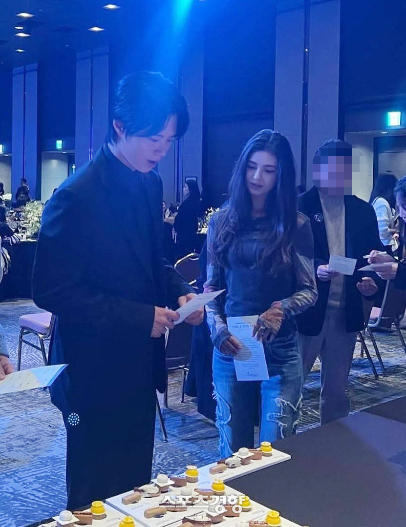 NewJeans member Danielle, with Park Bo-gum·Sean rather than ADOR