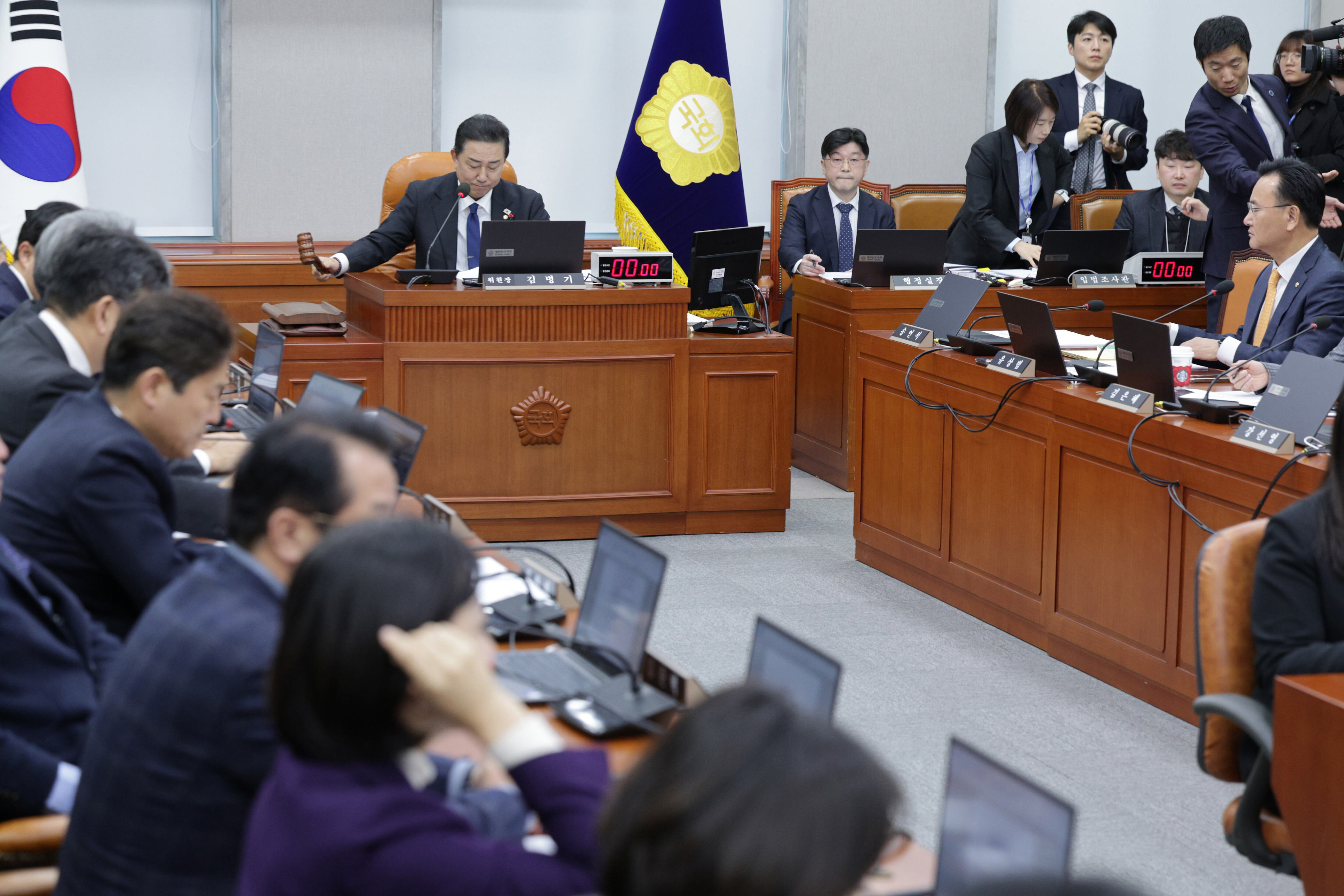 Democratic Party Passes Filibuster Suspension Rule Despite Opposition ...