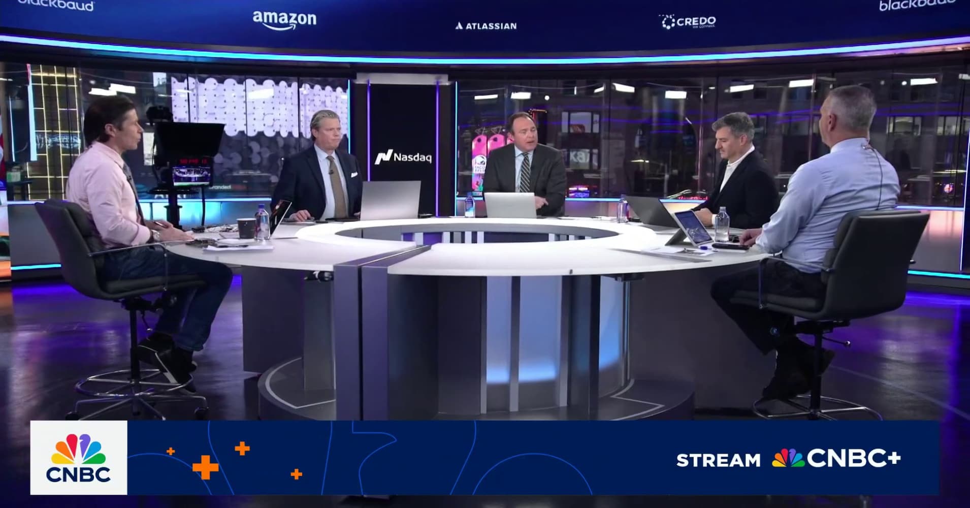 'Fast Money' traders talk Apple's stealth rally and how to play it