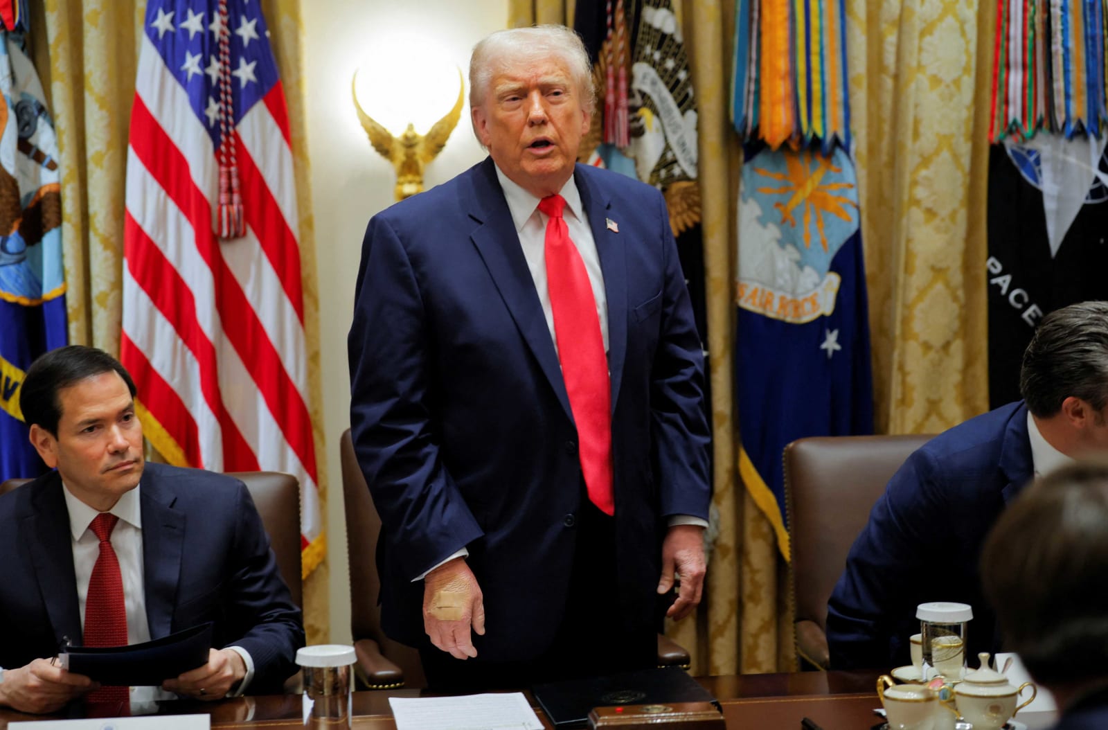 White House official caught doodling during Trump's Cabinet meeting